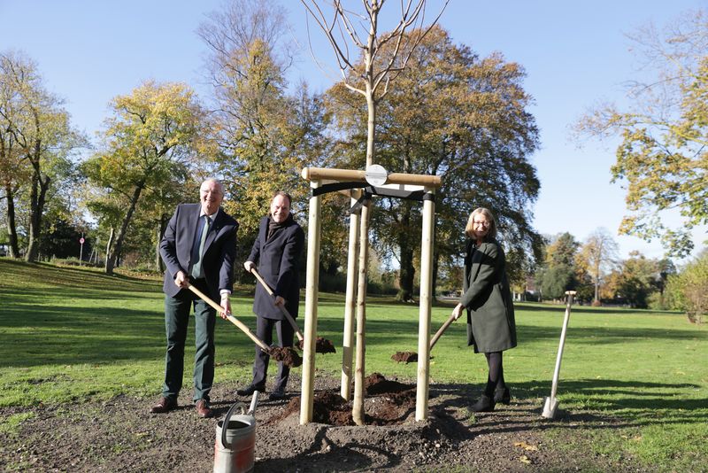 Baumplanzung zu Ehren Queen Elizabeth II - Landeshauptstadt Düsseldorf