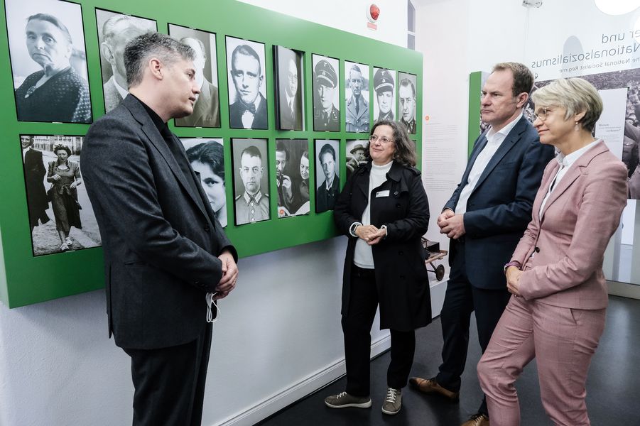 NRW-Schulministerin Dorothee Feller besucht Mahn- und Gedenkstätte ...